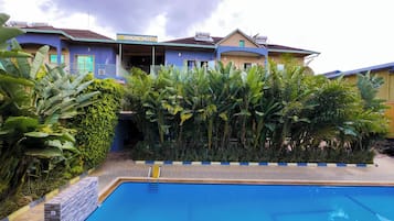 Piscina externa, barracas de cortesia, guarda-sóis