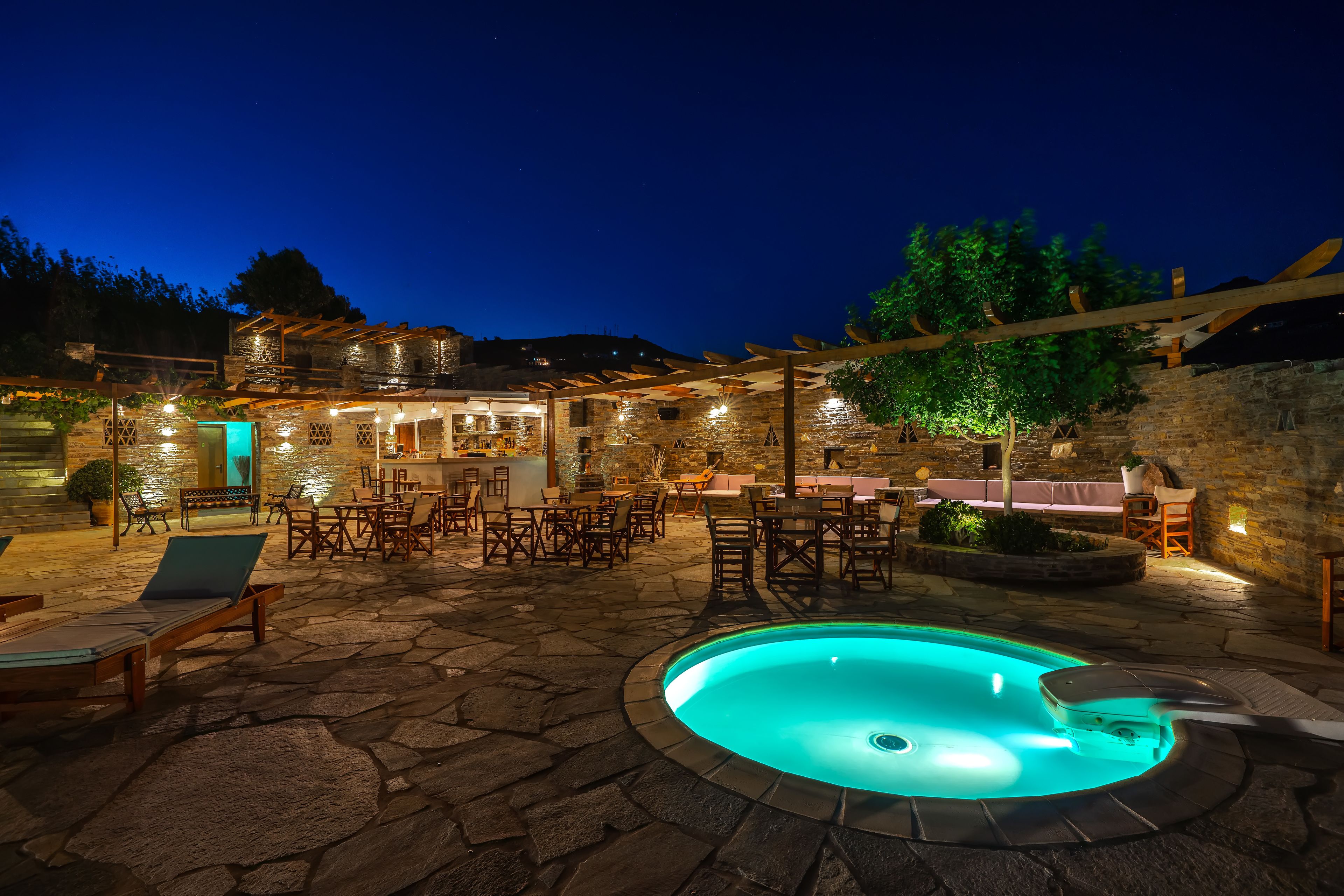 Piscina exterior, guarda-sóis, espreguiçadeiras 