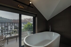 Quarto luxo, vista para a montanha | Banheiro | Produtos de toalete grátis, secador de cabelo, chinelos 