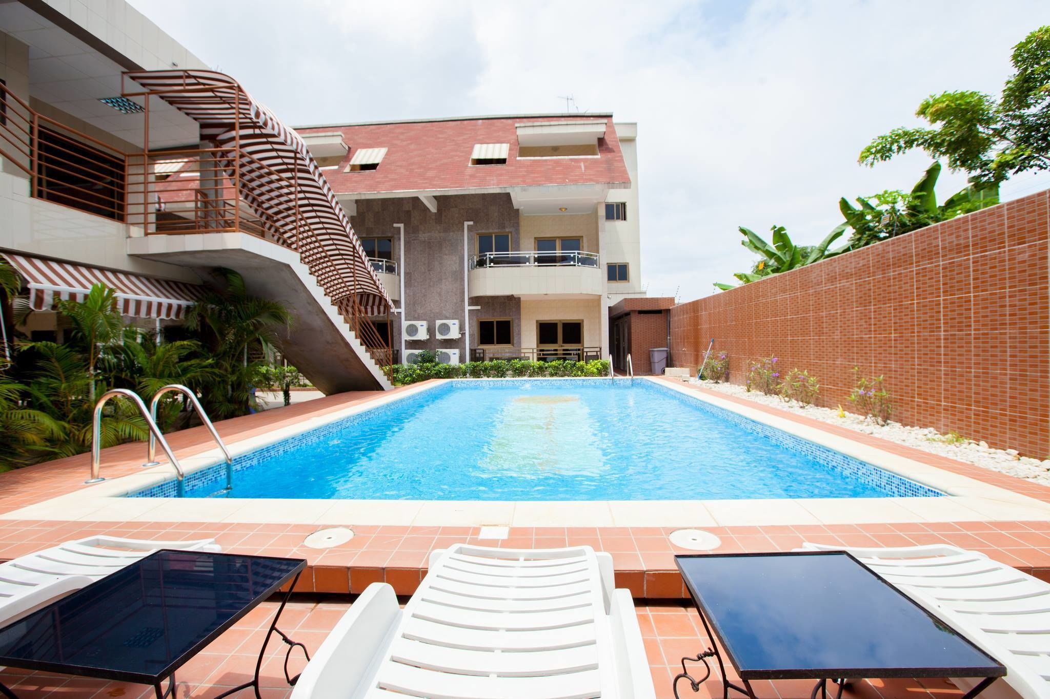 Piscina externa, guarda-sóis, espreguiçadeiras