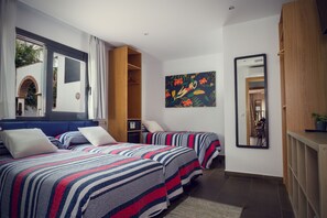 Quarto Triplo, 3 camas individuais (Cobalto) | 1 quarto, roupa de alta qualidade, minibar, cofre no quarto 