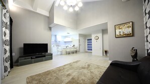 Apartamento em Condomínio Fechado (Bali) | Sala de estar | TV de ecrã plano 
