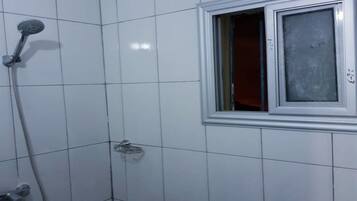 Apartamento Comfort, 2 quartos, varanda | Casa de banho | Um polibã, toalhas fornecidas