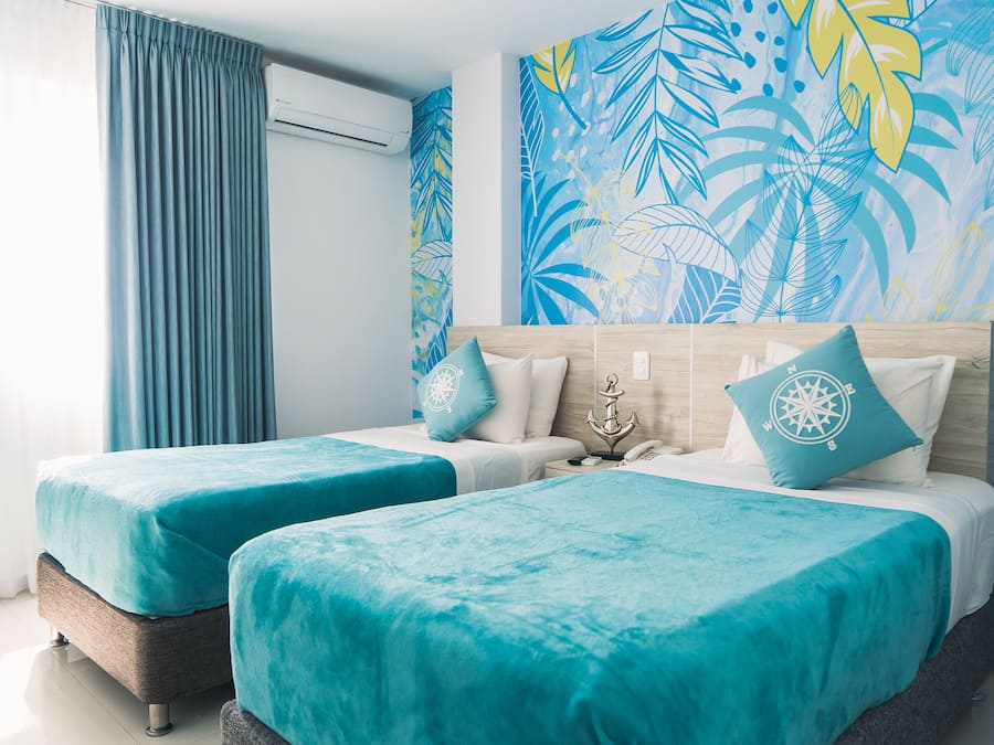 Quarto duplo superior | Roupas de cama premium, frigobar (abastecido com alguns itens grátis)