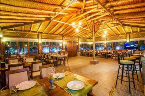 Serviço de café da manhã, local e internacional, vistas para a piscina