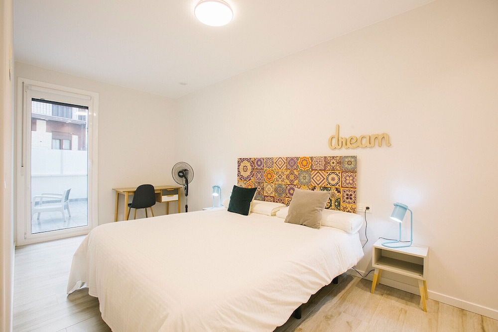 M Gloria Suites 5 1c Inner Courtyard, One Bedroom - San Sebastián