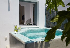 King Suite with outdoor Jetted Tub | Minibar, cofre no quarto, secretária, cortinas/cortinados opacos 