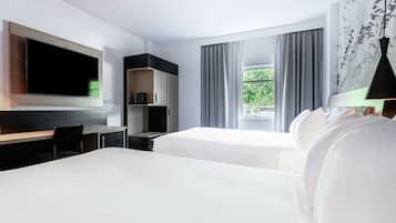 Quarto, 2 camas Queen | Roupas de cama premium, edredons de pluma, cofres nos quartos