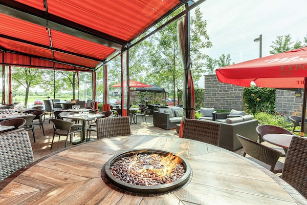 Pequenos-almoços e almoços servidos, com vista para o campo de golfe