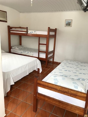 Quarto Quádruplo | Minibar, ferro/tábua de engomar, Wi-fi grátis, roupa de cama fornecida 