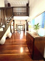 Villa Familiar | Sala de estar | Televisor de ecrã plano de 40 polegadas com canais digitais, Smart TV 