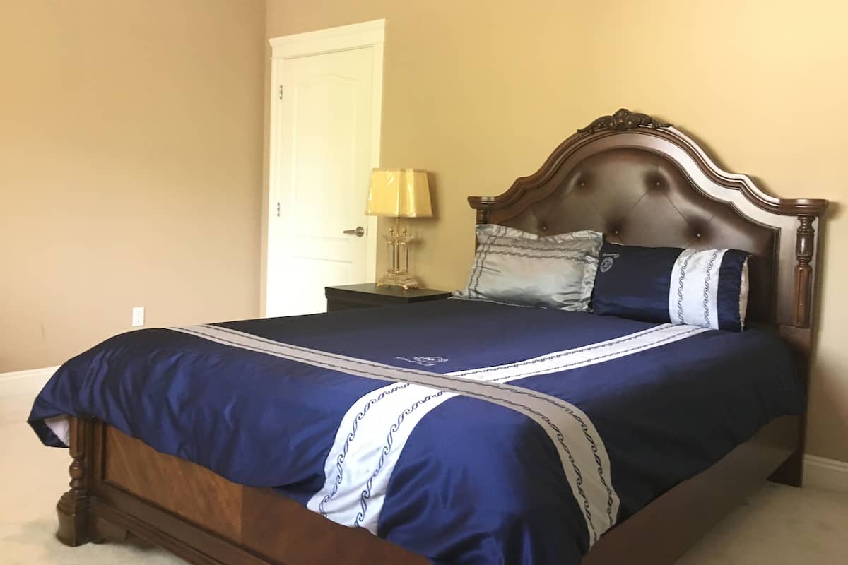 Quarto triplo empresarial, 1 cama Queen e sofá-cama, banheiro privativo | 1 quarto, roupas de cama premium, Wi-Fi de cortesia