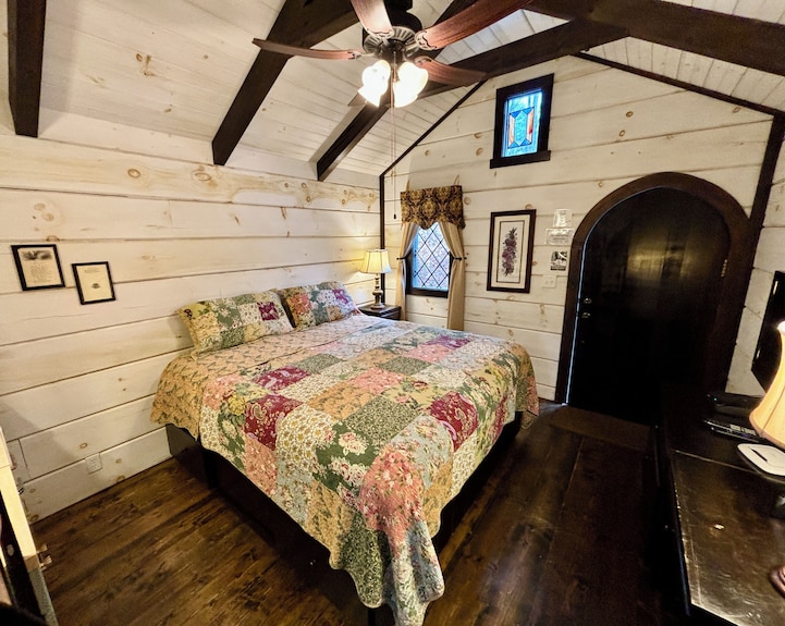 #1 Olga - *New Kitchen* Tiny Home Cottage - Sevierville, TN