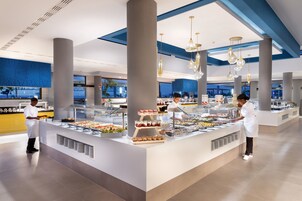 4 restaurantes, pequenos-almoços servidos, cozinha de fusão 