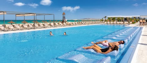 3 piscinas exteriores, guarda-sóis, espreguiçadeiras