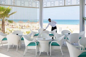 3 bares/lounges, 2 bares à beira da piscina, 2 bares junto à piscina