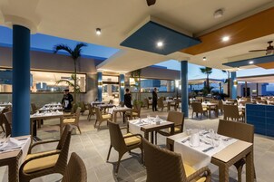 4 restaurantes, pequenos-almoços servidos, cozinha de fusão 