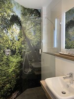 Quarto Familiar | Casa de banho | Um polibã, artigos de higiene pessoal grátis, um secador de cabelo 
