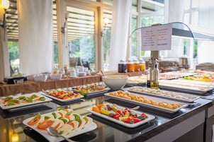 Pequeno-almoço tipo buffet diário mediante uma taxa 