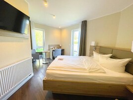 Quarto Clássico com Cama de Casal | Roupa de alta qualidade, cofre no quarto, secretária 