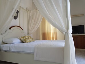 Quarto casal superior, 1 cama Queen, sacada, vista para a piscina | Lençóis italianos Frette, roupas de cama premium, frigobar