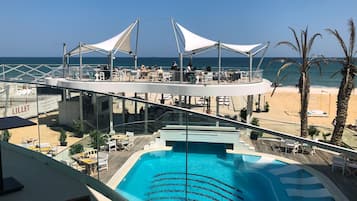 Apartamento sênior, 2 quartos, vista parcial para o mar | Sacada