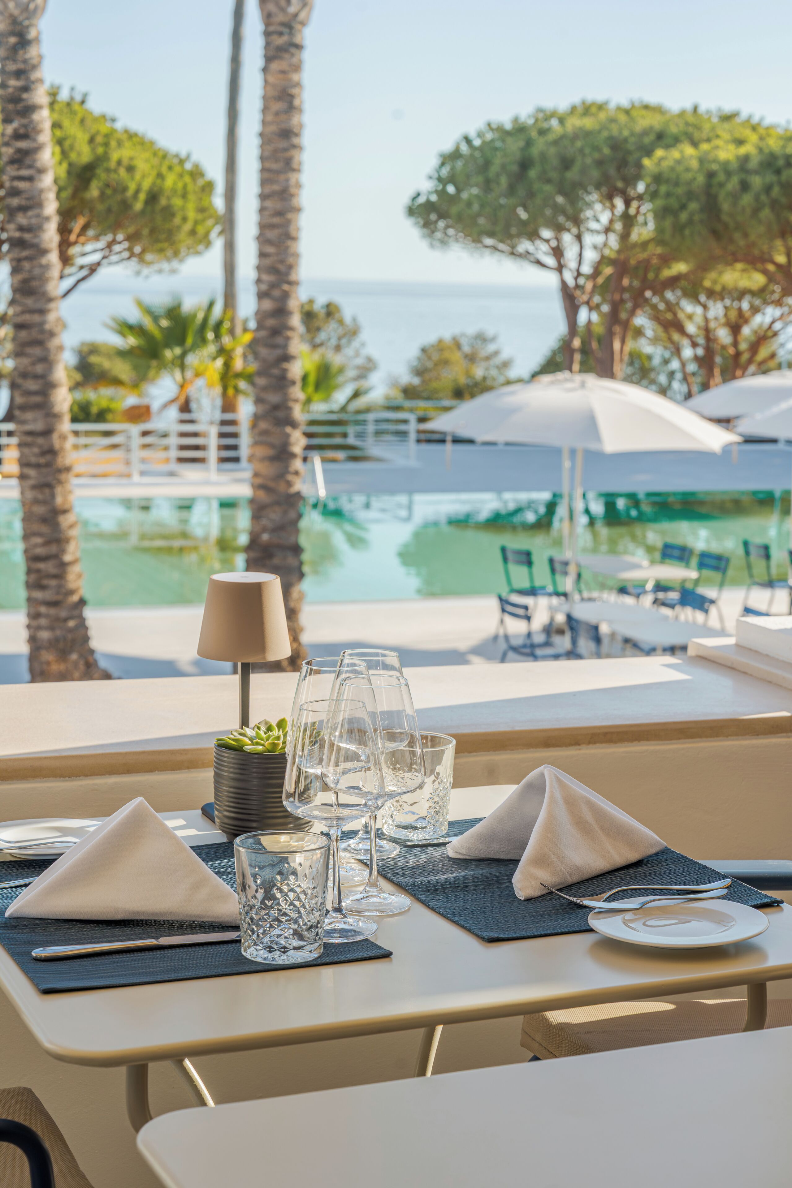 Serviço de almoço e jantar; culinária portuguesa, vistas para a piscina 