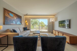 Roupa hipoalergénica, minibar, cofre no quarto 