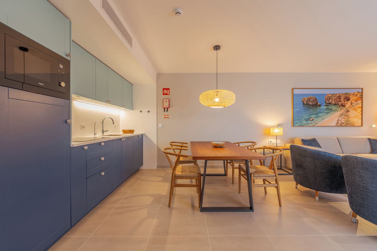 Roupa hipoalergénica, minibar, cofre no quarto 