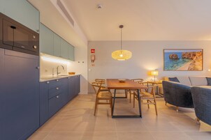 Roupa hipoalergénica, minibar, cofre no quarto 