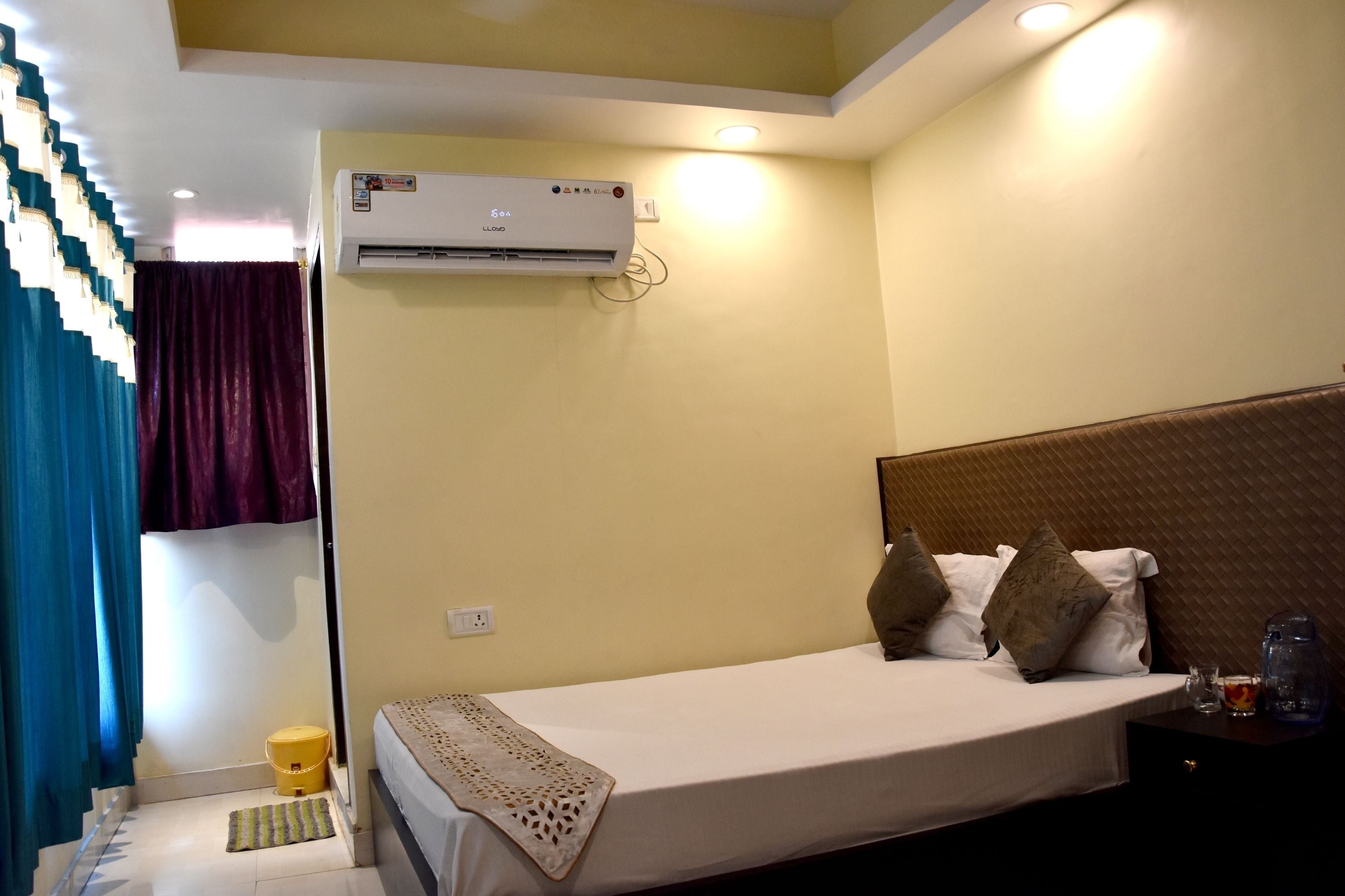 Quarto Deluxe | Secretária, ferro/tábua de engomar, camas desdobráveis, Wi-fi grátis 