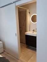 Quarto Duplo Deluxe, casa de banho privativa | Cortinas/cortinados opacos, quartos insonorizados 