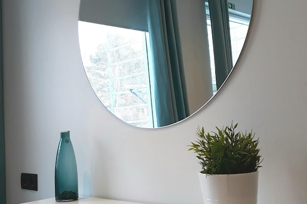 Quarto casal luxo, banheiro privativo | Cortinas blackout, quartos à prova de som, berços grátis