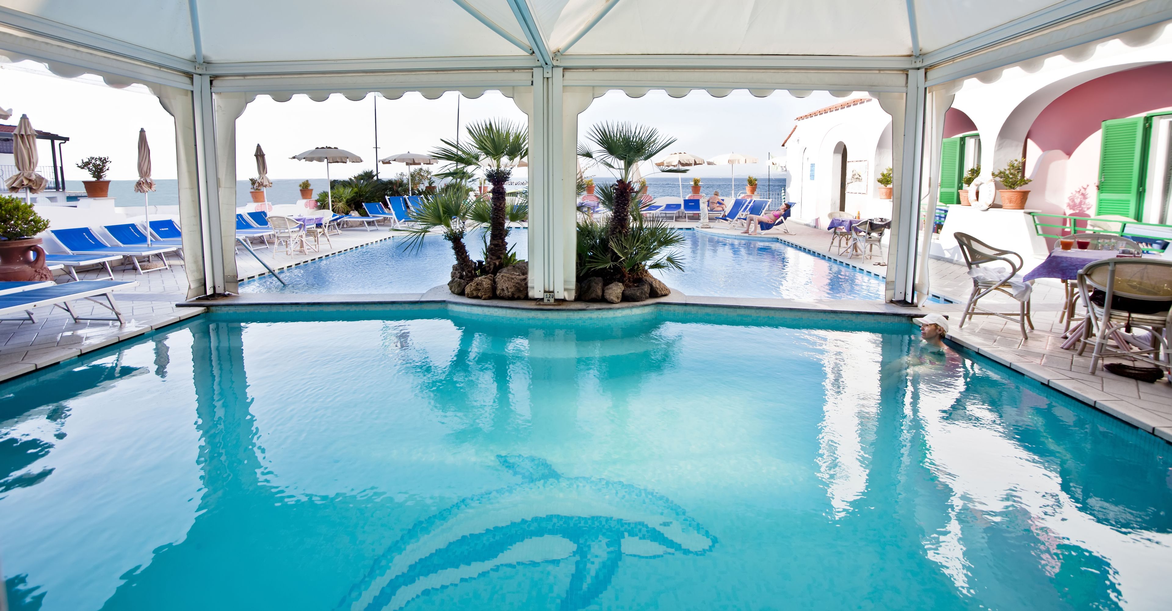 2 piscinas interiores, 2 piscinas exteriores, guarda-sóis 