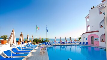 2 piscinas interiores, 2 piscinas exteriores, guarda-sóis 