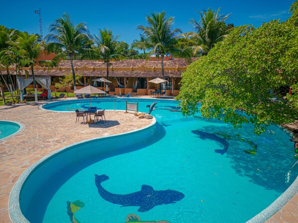 Piscina externa, funciona das 10h às 20h, guarda-sóis, espreguiçadeiras