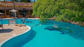Piscina externa, funciona das 10h às 20h, guarda-sóis, espreguiçadeiras
