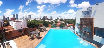 Piscina exterior, da(s) 9:00 à(s) 20:00, espreguiçadeiras