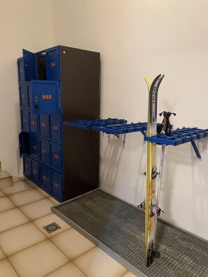 Arrumação de equipamento de esqui