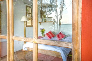 Vila conforto, várias camas, vista para o lago, ao lado do lago | 3 quartos, individualmente decorados, individualmente mobiliados