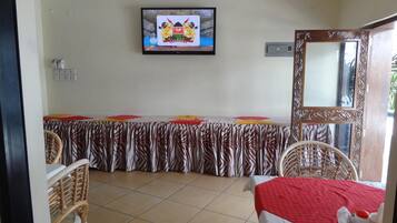 Café da manhã, almoço e jantar; local e internacional