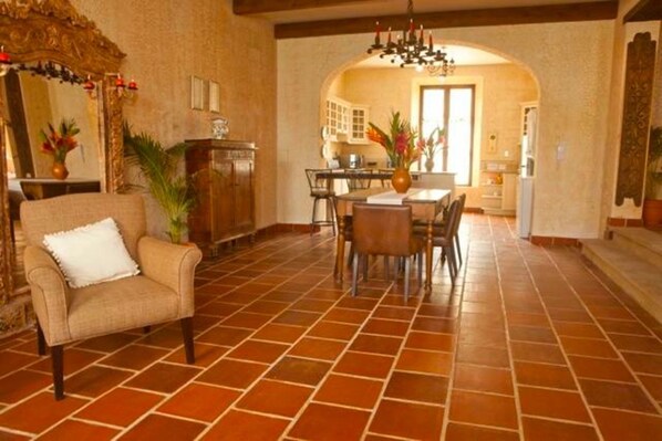 Villa Comfort, várias camas, junto à piscina | Sala de estar | TV de ecrã plano, lareira 