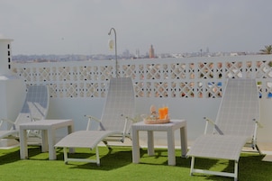 Terraço com espreguiçadeiras