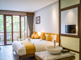 Quarto casal ou duplo superior, vista para a piscina | Frigobar, cofres nos quartos, escrivaninha, cortinas blackout