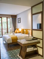 Quarto casal ou duplo superior, vista para a piscina | Frigobar, cofres nos quartos, escrivaninha, cortinas blackout