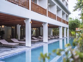 Piscina interna, funciona das 7h às 21h, guarda-sóis, espreguiçadeiras