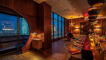 2 bares/lounges, bar na cobertura