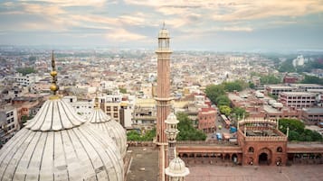 Um edifício grande com cúpula, minarete e pátio.