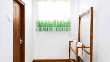 Quarto casal | Banheiro | Chuveiro, produtos de toalete grátis, toalhas de banho
