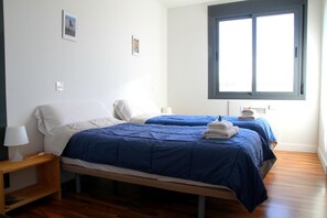 1 quarto, com decoração personalizada, com mobília individualizada 